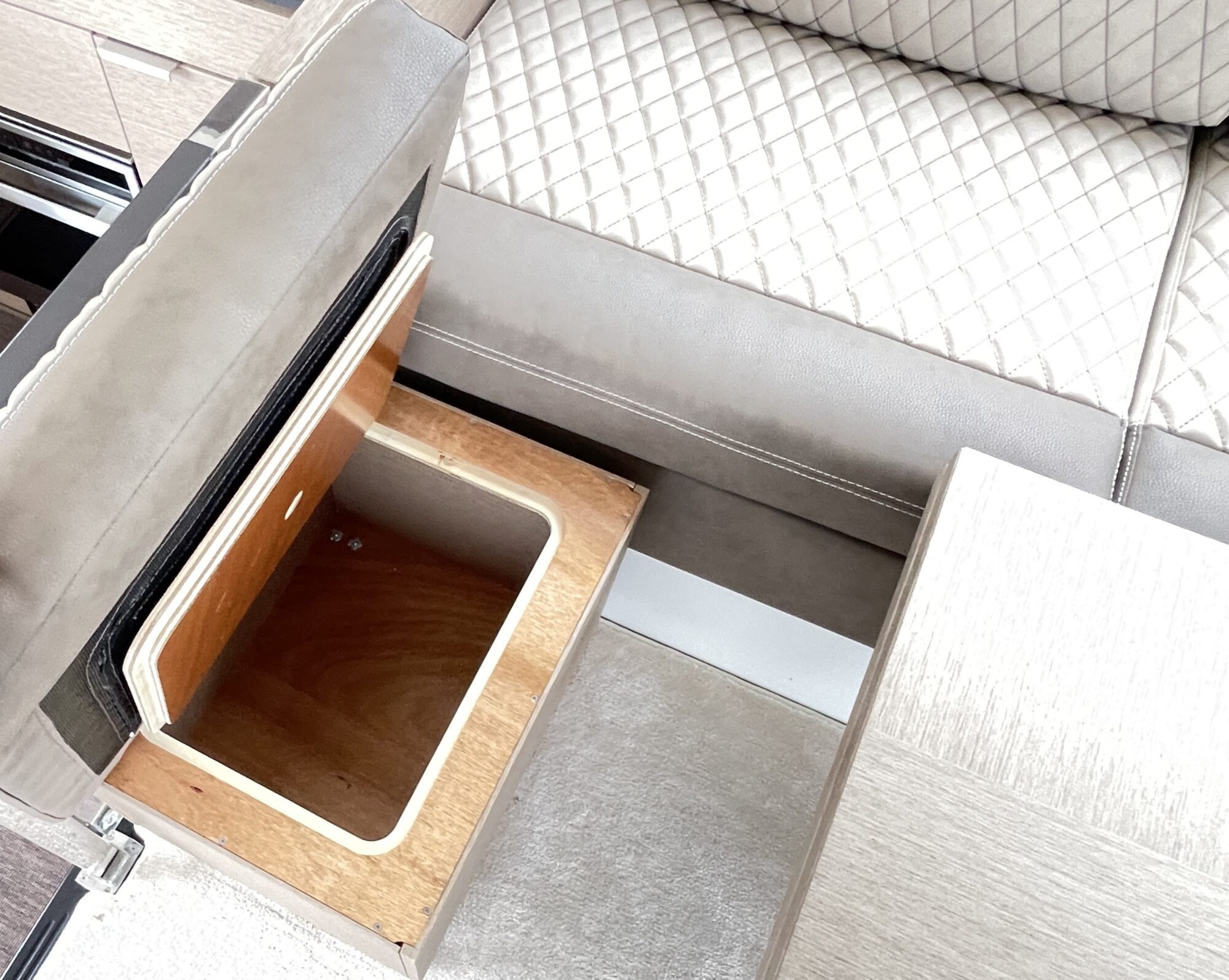 Jeanneau Prestige 420 Flybridge uit 2022 te koop op Sloepen.nl ...